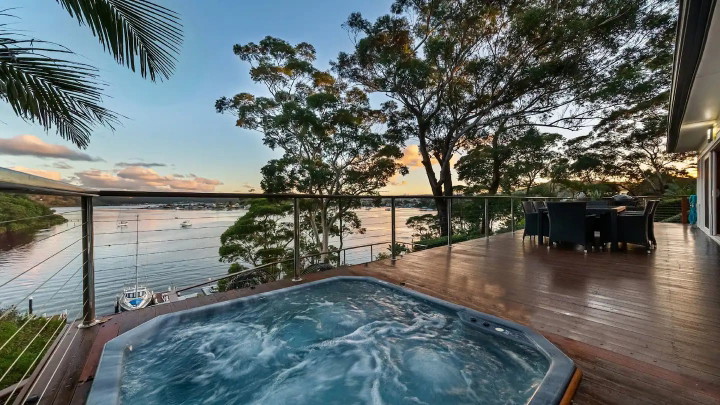 Treetop Views - With Outdoor Spa - Sydney