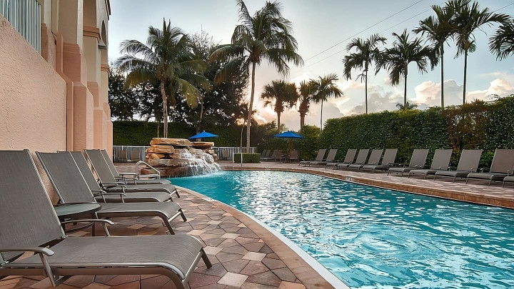 Elegant Comfort+outdoor Pool+free Parking+shuttle - Naples, FL