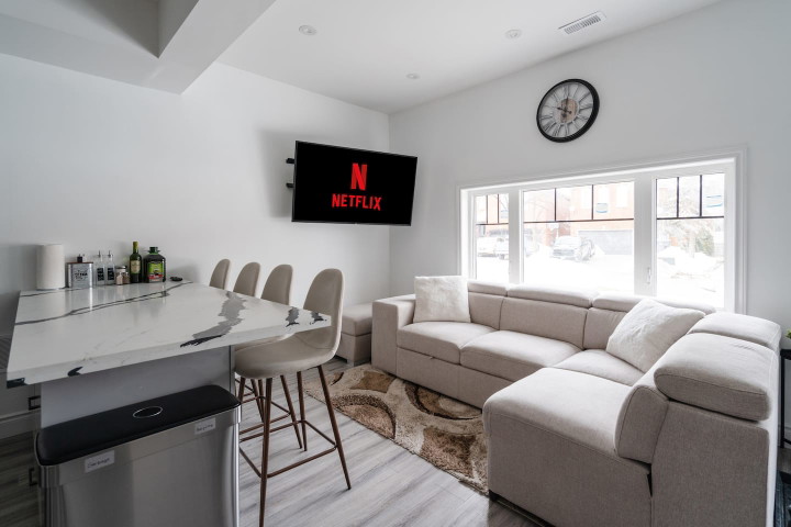 Airport/luxury/hottub/evcharger/2brking/qn|2fullba - Brampton