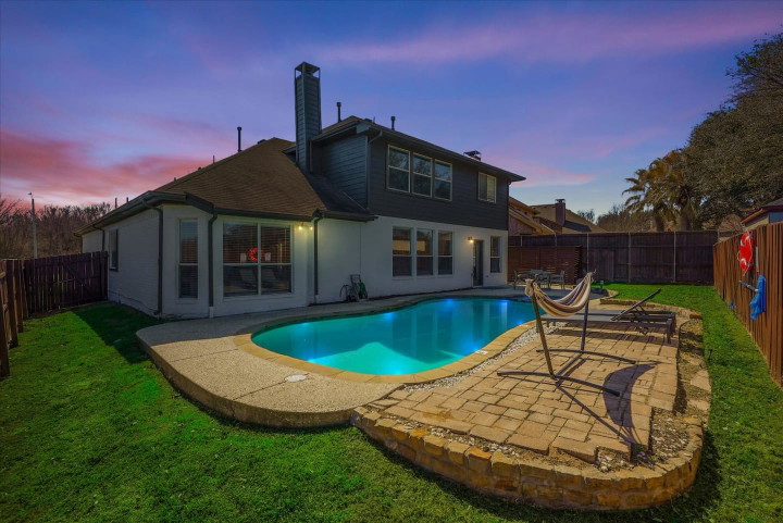 Pearl White Dream Home With Private Pool & Theatre - Arlington, TX