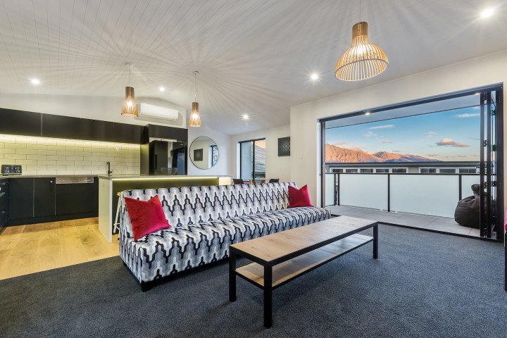 Mountain Views, Hot Tub, King Beds, Pool Table - Queenstown