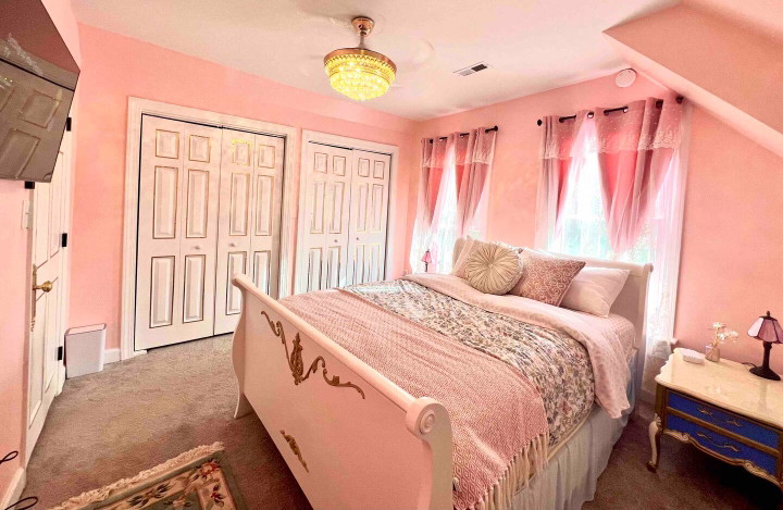 Storybook Room - Deluxe Comfort - Chesapeake, VA
