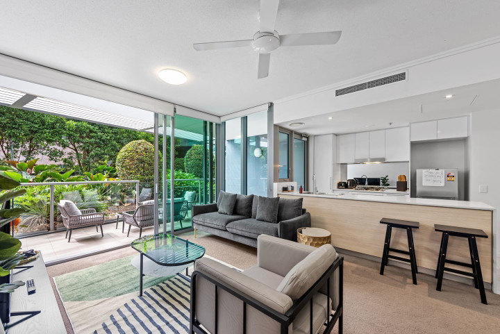 Leafy 2br Apt W/ Courtyard, Parking & Huge Pool - Brisbane