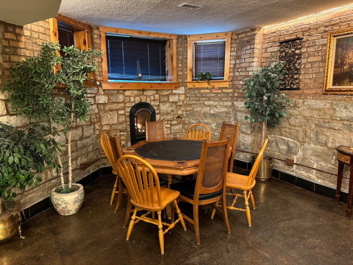 Inspiring Stone Grotto Sleeps 10-20 & Free Parking - Chicago, IL