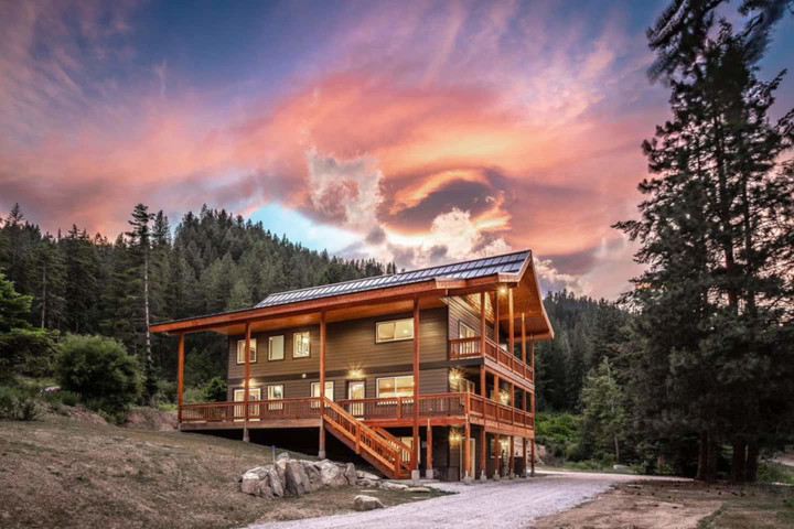 Modern Day Luxury Cabin Living! 4b/4b + Hot Tub - Lake Chelan, WA