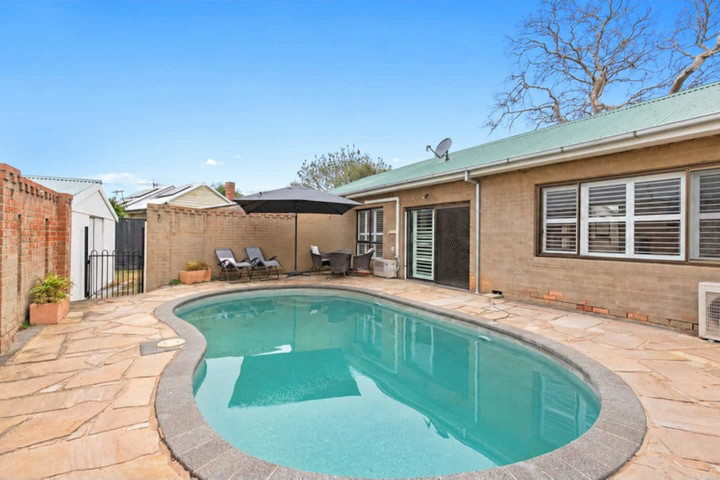 Seaford Beachside Home | 4br, 3ba & Pool - Frankston