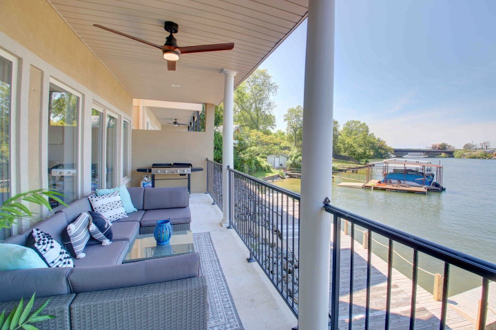 Modern Lakefront Condo-pool & Private Balcony - Lake Hamilton, AR