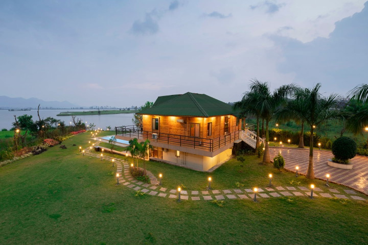 Lake Touch Luxury Wooden Chalet With In Housechef - Igatpuri