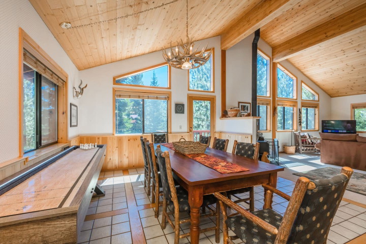 Bear Cub Cabin_shuffleboard, Arcade, 400mb Wifi - Truckee, CA