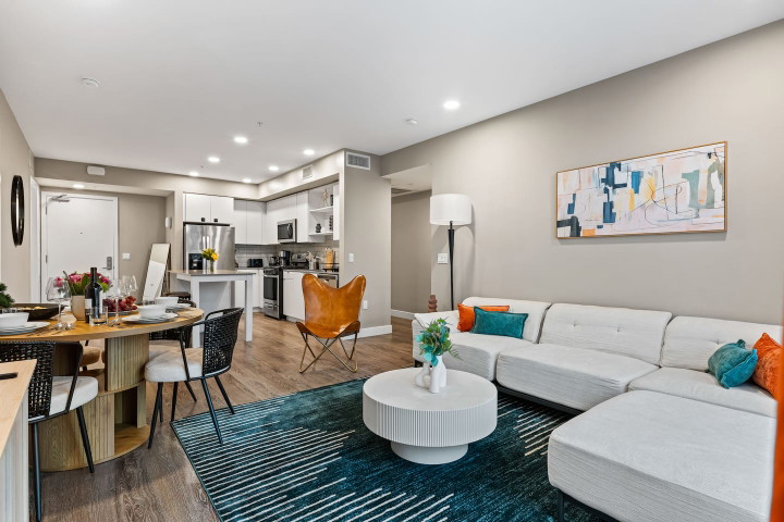 Peaceful 2bd-2ba Free Parking, Pool & Jacuzzi - West Hollywood, CA