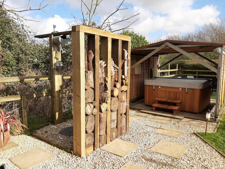 Secluded Lodge With Private Garden & New Hot Tub - Devizes