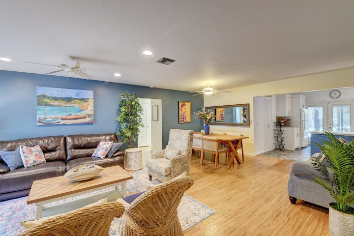 Downtown Delray Beach 2 Bed/2 Bath Home - Delray Beach, FL