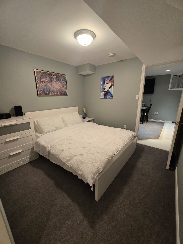 Yvonne's Retreat: Beautiful Private Basement Oasis - Burlington