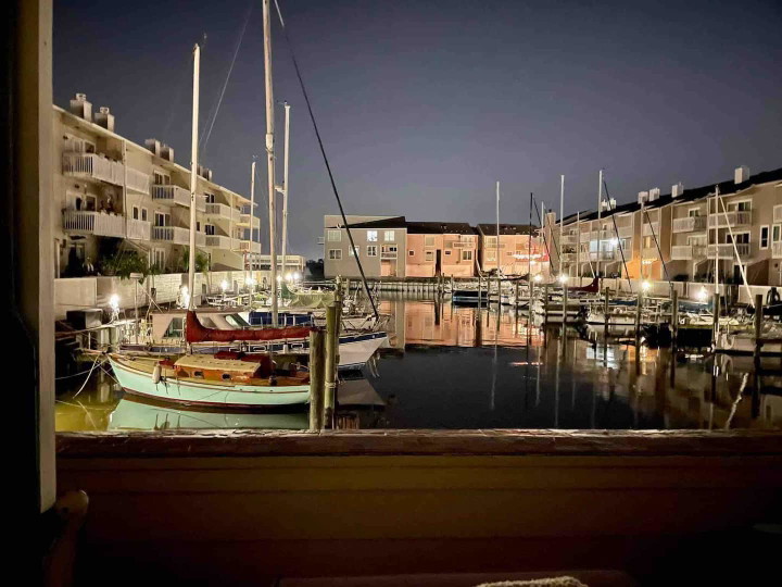 Upscale Waterfront Condo On Beautiful Clear Lake! - Pasadena, TX