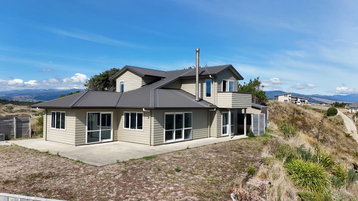Modern House In Nature's Lap - Ōtaki
