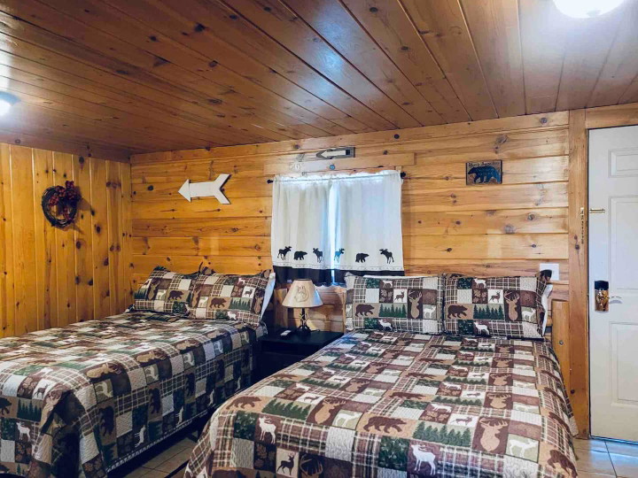 Black Bear Inn- The Wolf Den - Michigan