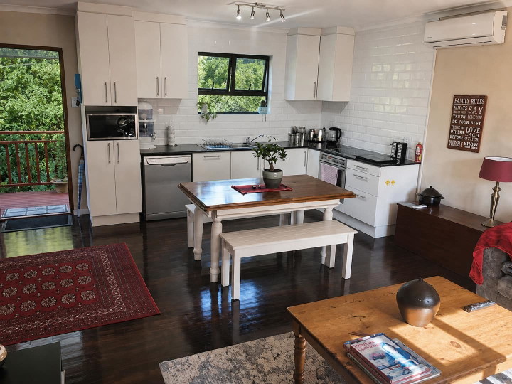 Modern, Spacious, Sunny Apartment - Great Location - Gqeberha