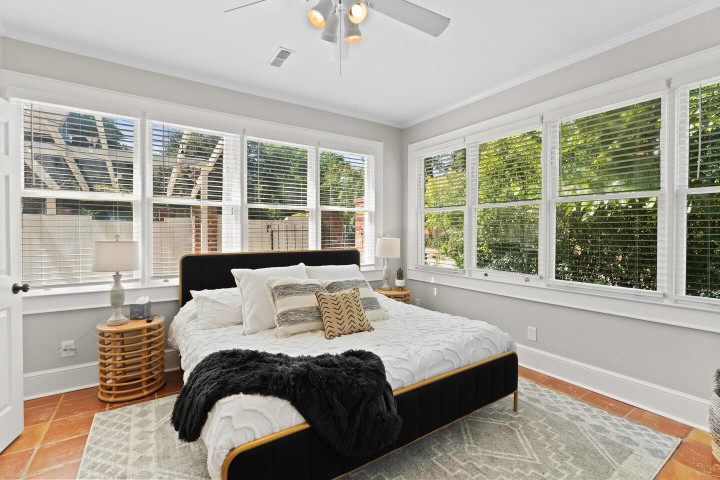 Downtown Comfort With King Bed & 3 Tvs - Columbia, SC