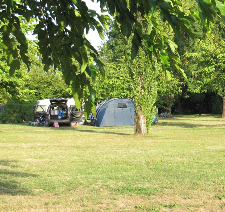 Un Camping Au Fil De L'eau à Chaniers/charente 36 - Charente-Maritime