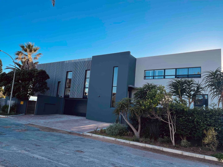 Albatross House. 
2 Bedroom Flat In Great Street - Jeffreys Bay