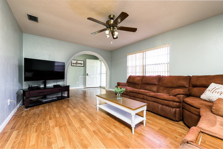 **"Secluded Oasis" 4bd/2bth W Private Back Yard** - Port Orange, FL