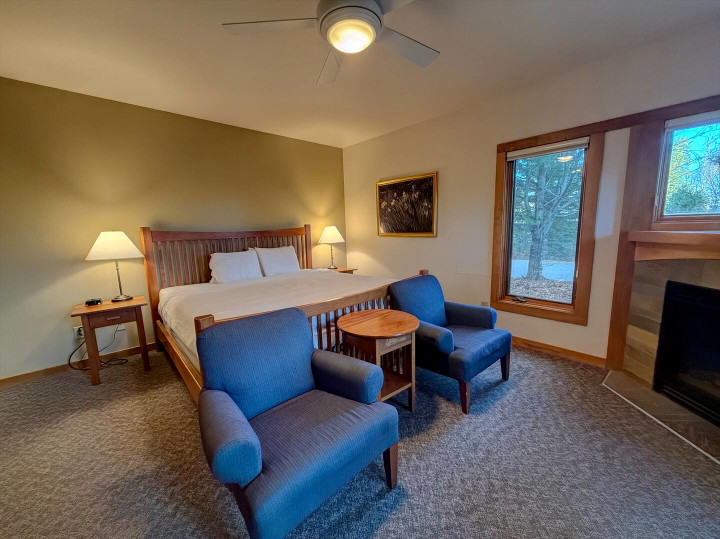 Hillside King Guestroom - Lutsen, MN