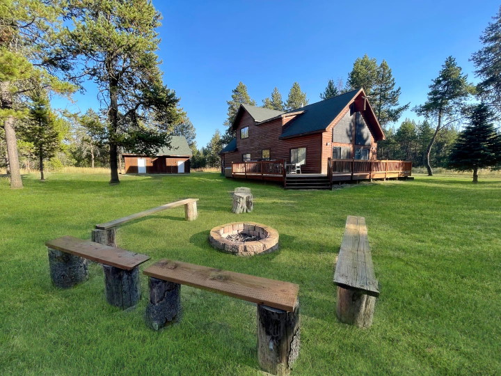 Spacious Mountain Cabin W/ Hot Tub & Bunkhouse - Lake Cascade, ID