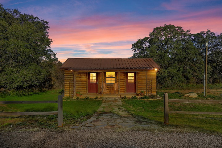 Small Log Cabin With Pickleball On Horse Ranch - Waco, TX