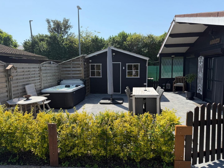 Luxe Chalet Aan Vijver, Bij Camping Kleinstrand - Jabbeke