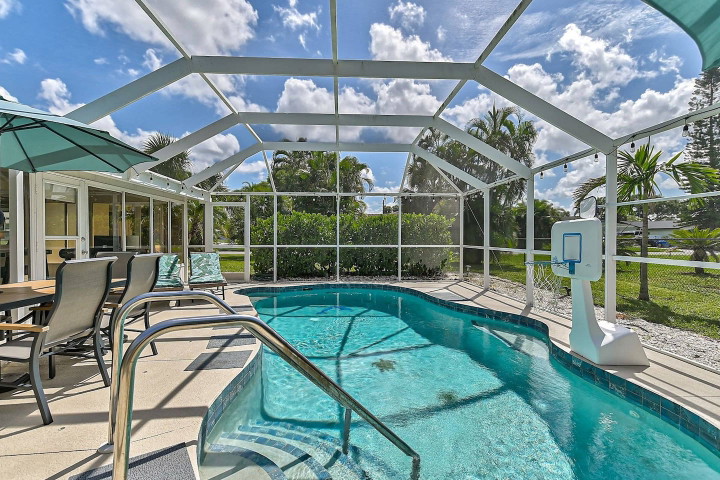 Family Friendly-sunny Private Pool Oasis - Anna Maria Island, FL