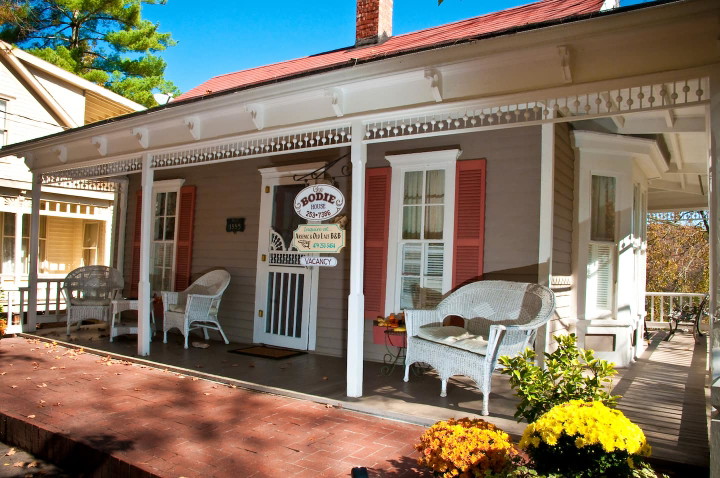 Best Victorian Cottage In Historic District! - Eureka Springs, AR