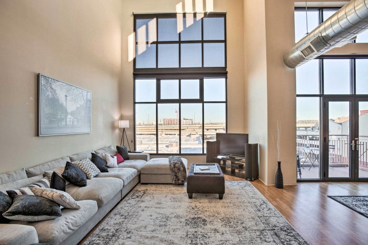 Stunning Downtown Loft, 22ft Ceiling, Free Parking - Denver, CO