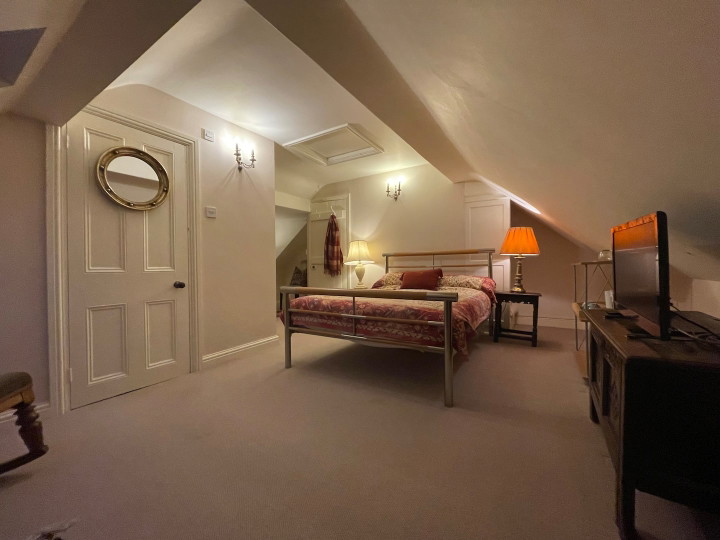 Spacious Attic Room With Ensuite - Bakewell