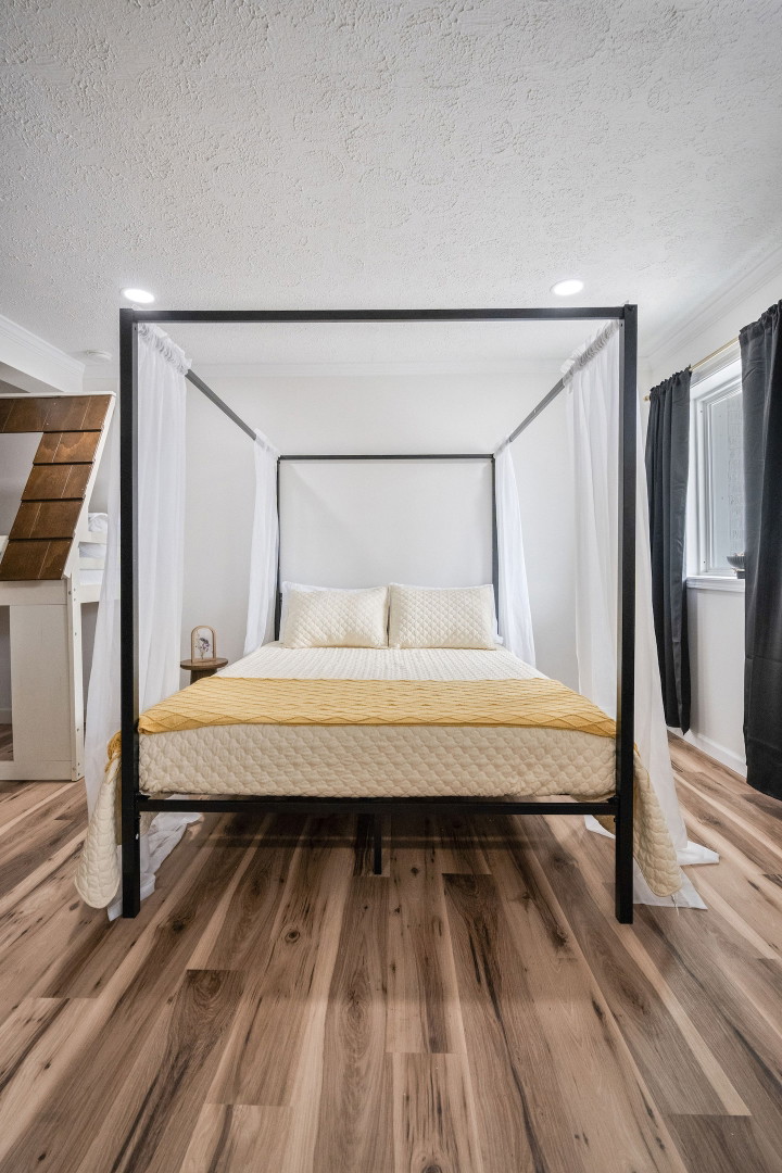 The Presidential Studio: A Golden Getaway - Kokomo, IN