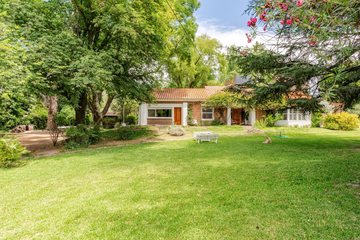 Vintage Charm In The Heart Of Chacras De Coria - Argentina