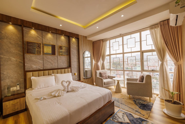 Luxe Penthouse  Rooftop Jacuzzi  Butler & Chef - Nepal
