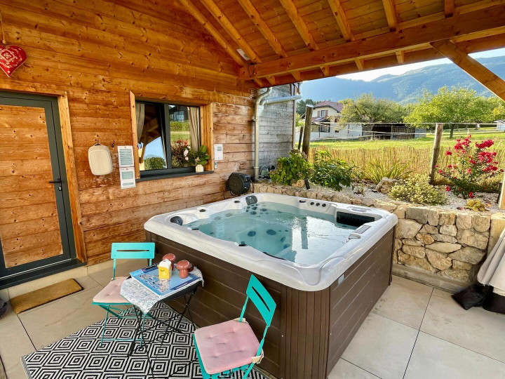 Cozy Chalet With Jacuzzi - Geneva