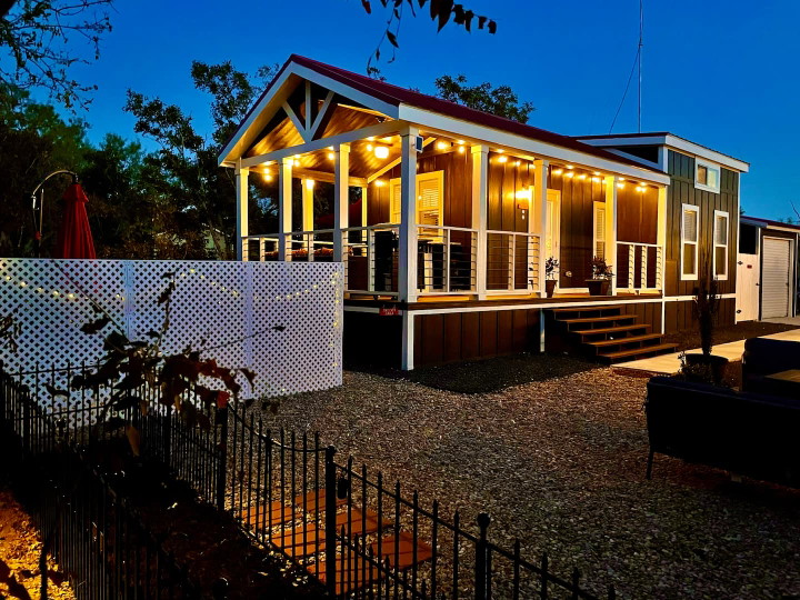 Stylish Tiny Home-fire Features-covered Porch - Kingsland, TX