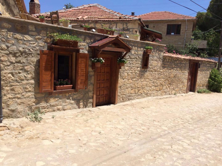 Kazdağları, Yeşilyurt Köyünde Taş Ev - Adatepe