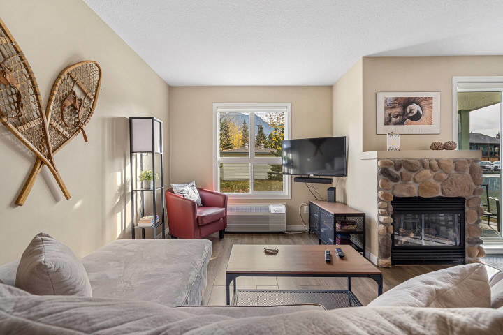 Polar Peak | Hot Tub | Pool | Gas Fireplace - Radium Hot Springs