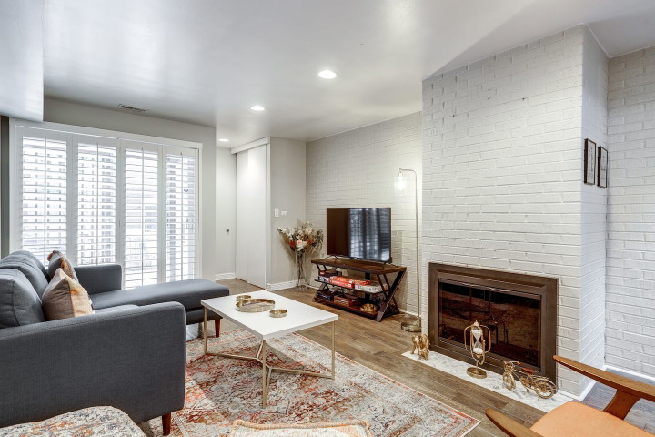 Free Parking! Designed For Work And Play - Perfect For Any Traveler With 2 Work Spaces And Old Town Charm By Allset Turnover - Chicago, IL