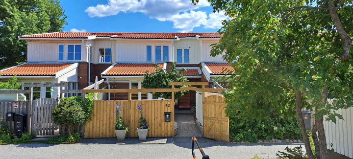 Stort, Mysigt, Nyrenoverat Radhus 20min Från City - Stockholm