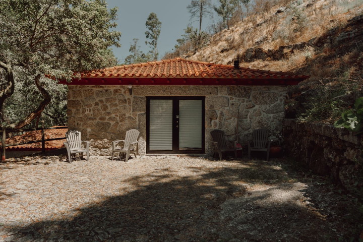Stone Refuge In Nature  Pontido Village - Fafe