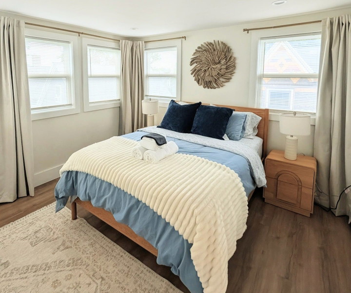 Bright & Private Suite Steps From Davis Sq - Boston, MA