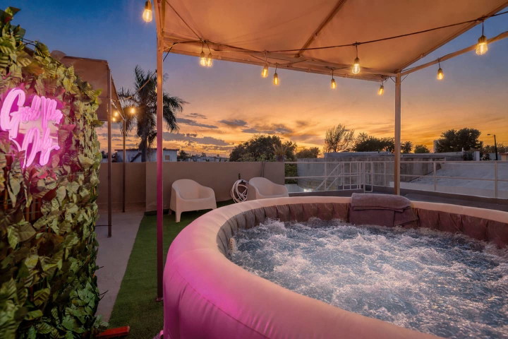 Romantic Levittown Escape Private Jacuzzi - Levittown