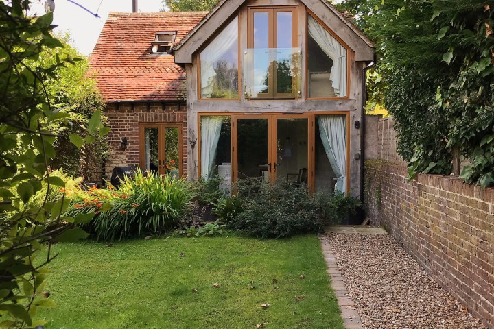 Pretty Self Contained Cottage In Private Garden - South Downs