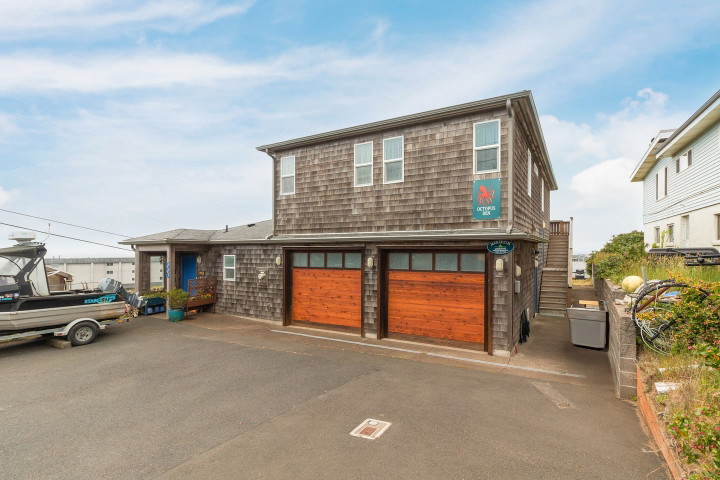 Ocean-view, Upper-level Guest House With Hot Tub - Newport, OR