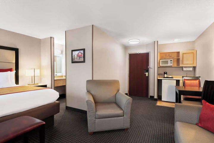 Prime Location Suite Near Tanger Outlets  1 Mile - Lancaster, PA