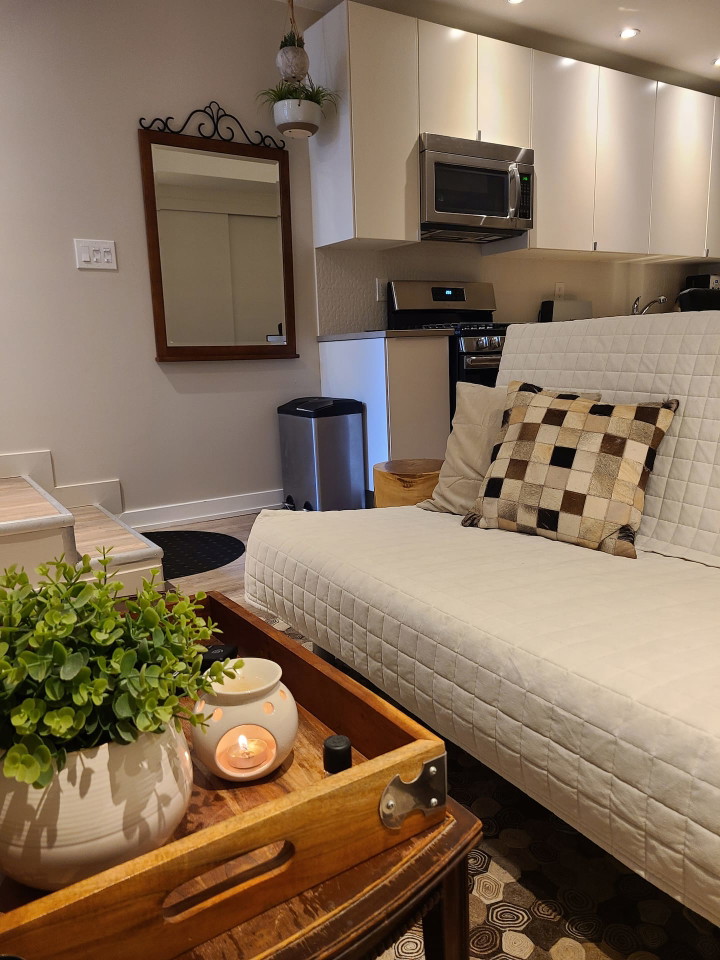 Modern Private Suite Near Subway & Danforth - Rosedale