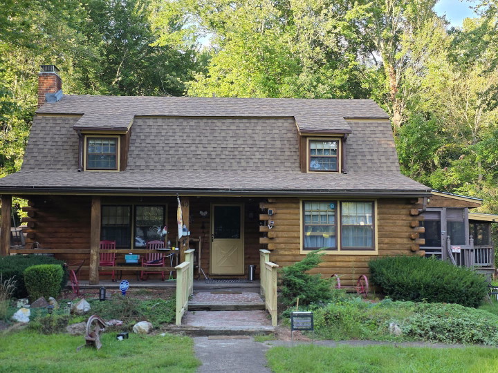 Spacious And Unique Log Cabin - Hartford, CT